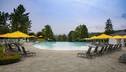 The Greenbrier Has An Infinity Pool With Cafe In West Virginia