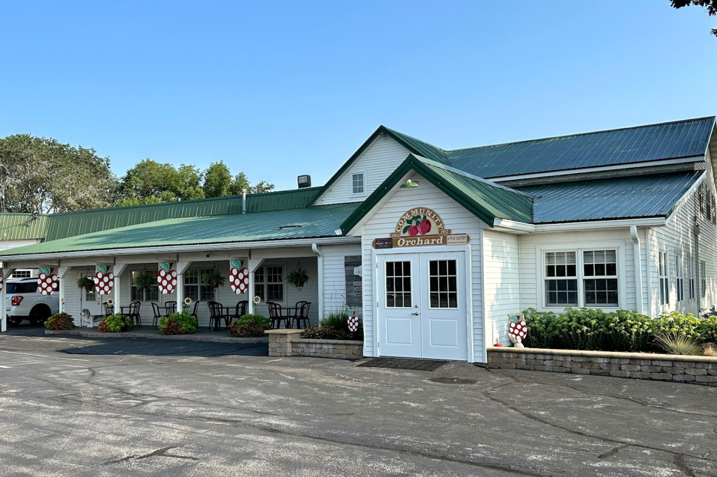 We Can’t Get Enough of This Small Town Farm With Candy Apples, Ice ...