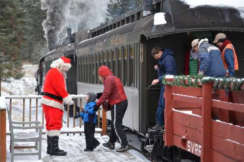 This Iconic Christmas Train and Lighted Parade in Oregon is the Perfect ...