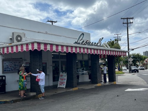 I Tried Oahu’s Famous, Award-Winning Malasadas at Leonard’s Bakery—Here ...