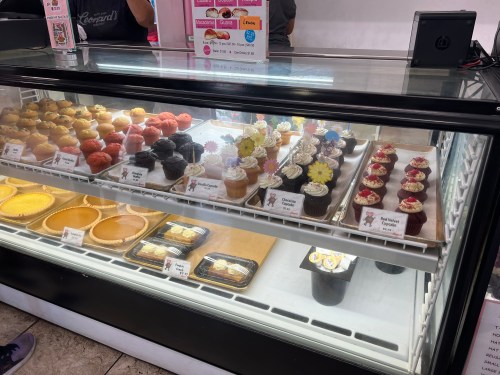 I Tried Oahu’s Famous, Award-Winning Malasadas at Leonard’s Bakery—Here ...