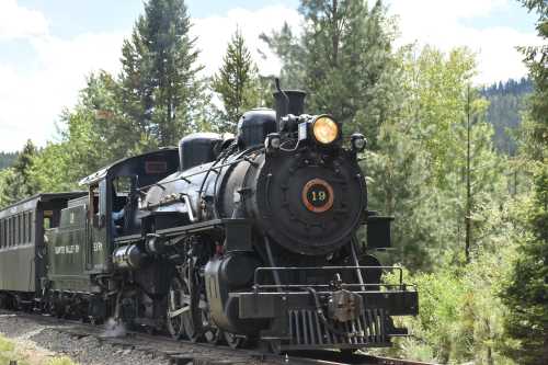 5 Scenic Train Day Trips in Oregon