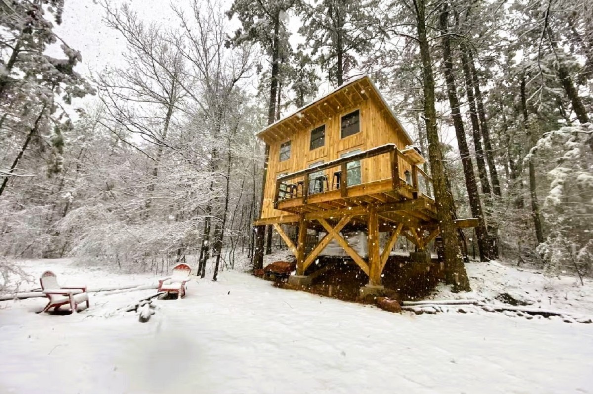 Dreamy Winter Airbnb in Arkansas: Peaceful Pines Treehouse, Boles AR