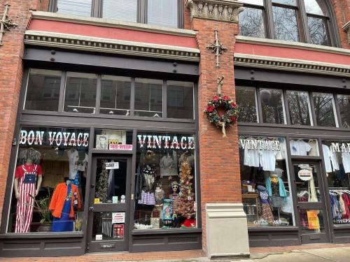 Bon Voyage Vintage: Must-Visit Vintage Shop in Seattle, Washington