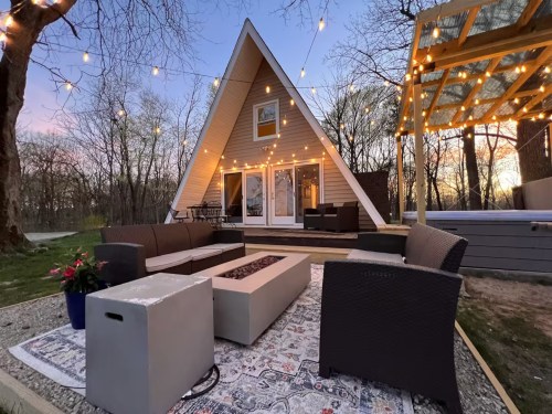 5 Romantic Illinois Airbnbs That Are Perfect for a Year-Round Getaway