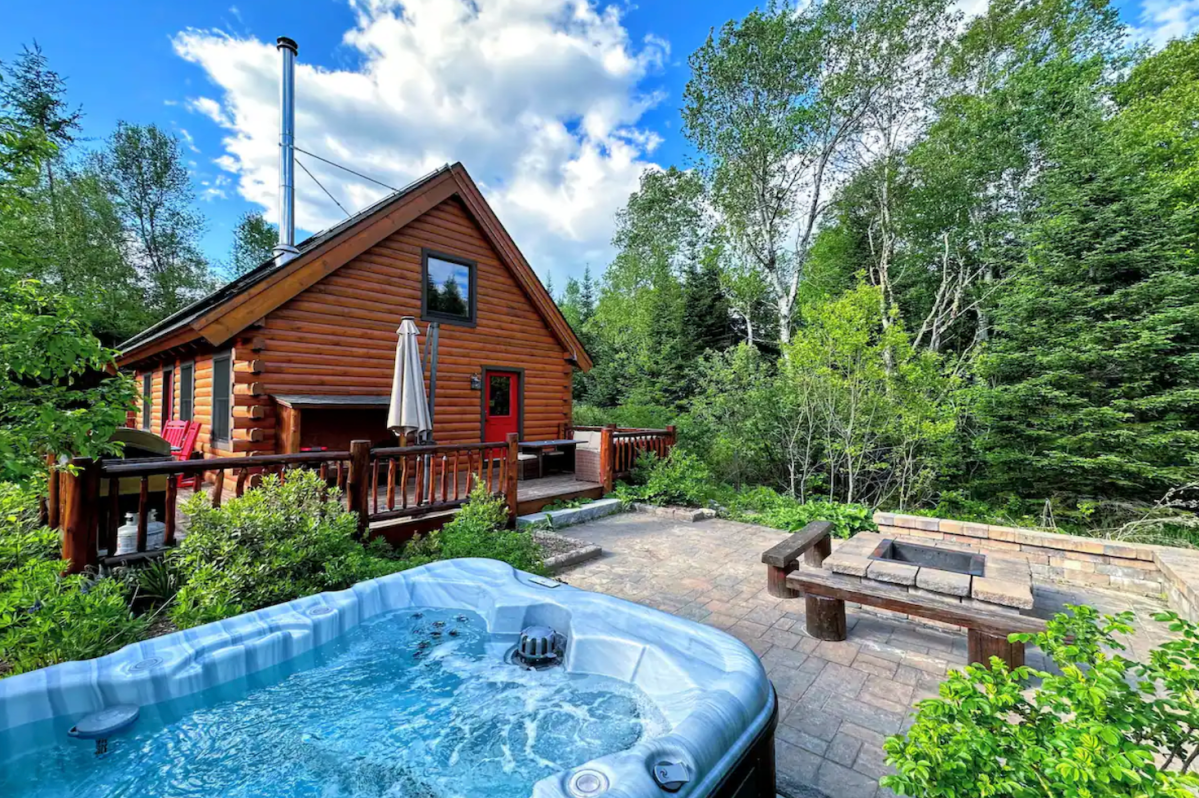This Fairytale Log Cabin Is the Perfect Home Base for New Hampshire's ...
