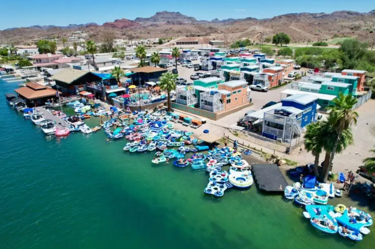 Roadrunner Resort and Floating Dock Bar: Best Waterfront Dining in ...