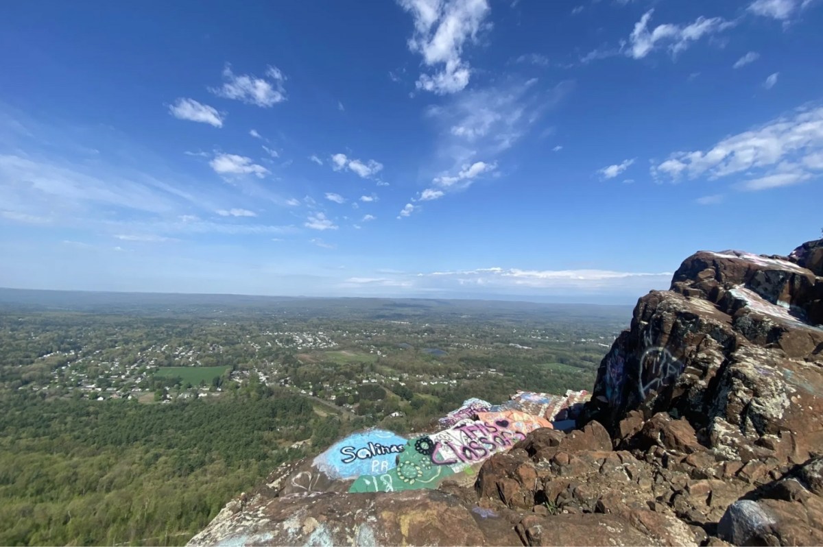 The Mount Tom vis New England Trail in Massachusetts Comes With The ...