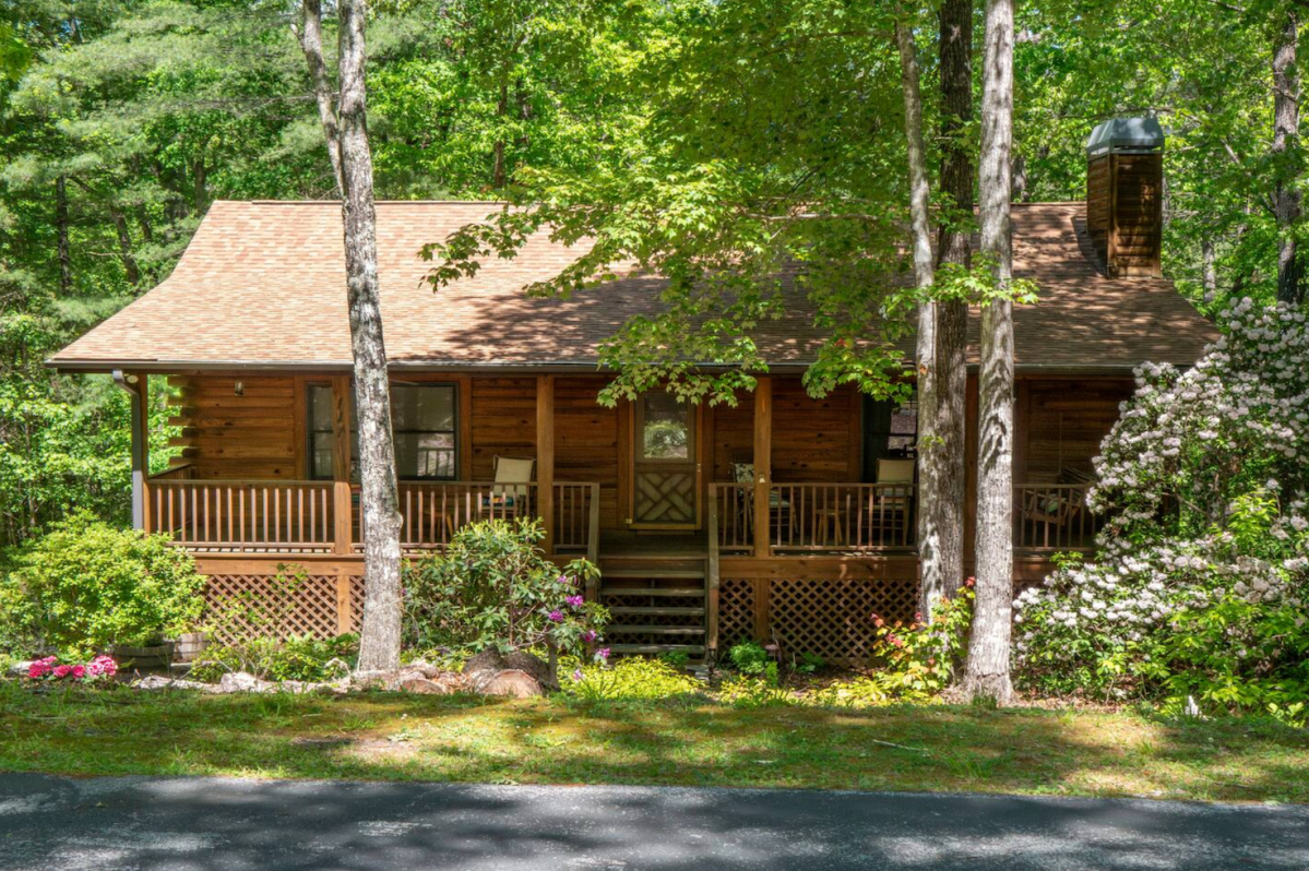 This Secluded Log Cabin Is the Perfect Home Base for Devils Fork State Park