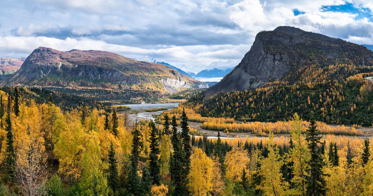 10 Mountain Towns in Alaska With Dreamy Fall Colors