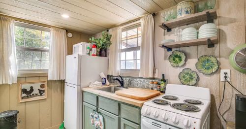 Meet Kangaroos at This Airbnb in Kampsville, Illinois