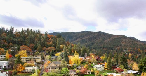 This Famous Oregon Mountain Town Feels Like Just Like New England in ...